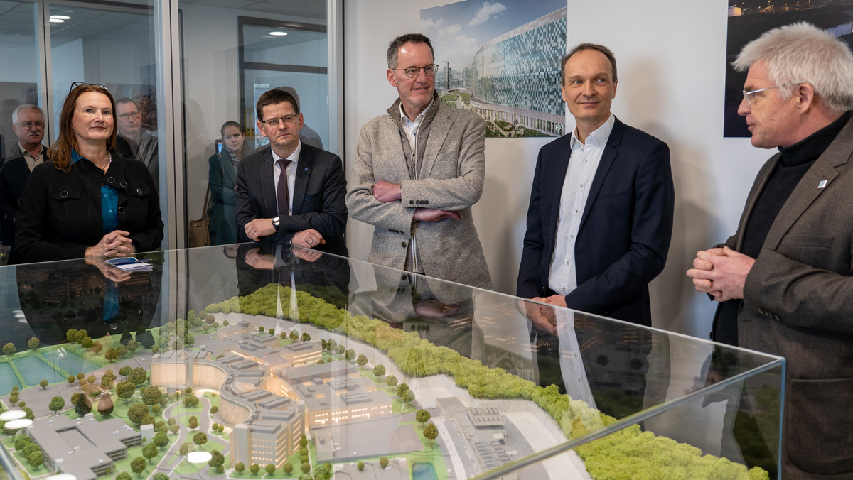 Innenminister Ebling: US-Militärklinik zentral für Drehkreuz Ramstein ...