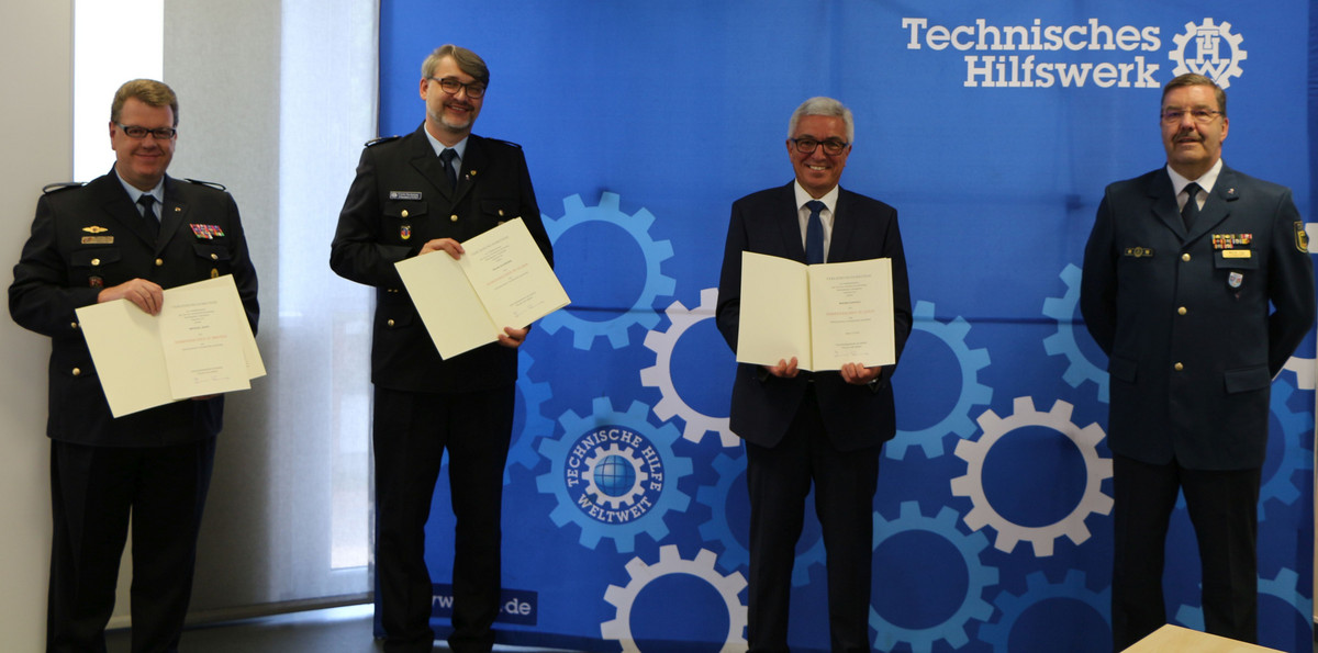 Innenminister Roger Lewentz erhält THW-Ehrenzeichen in Gold ... Innenminister Roger Lewentz erhält THW-Ehrenzeichen in Gold ...